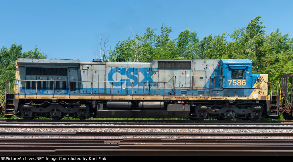 CSX 7586 (C40-8)